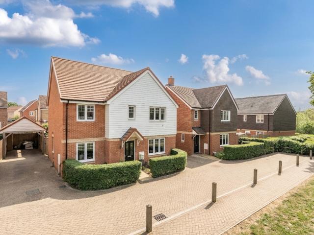 5 bedroom detached house for sale
