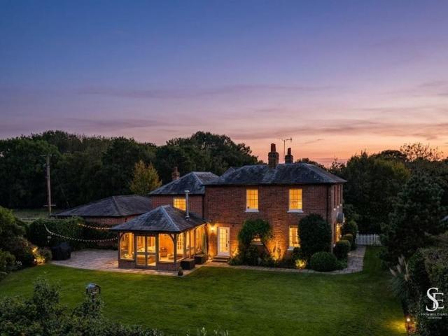 5 bedroom detached house for sale