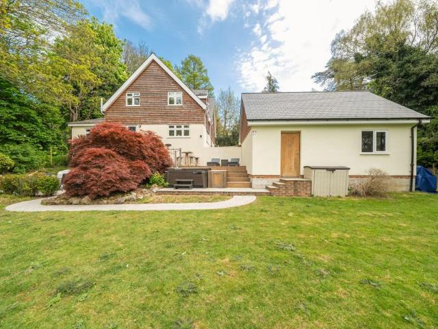 5 bedroom detached house for sale