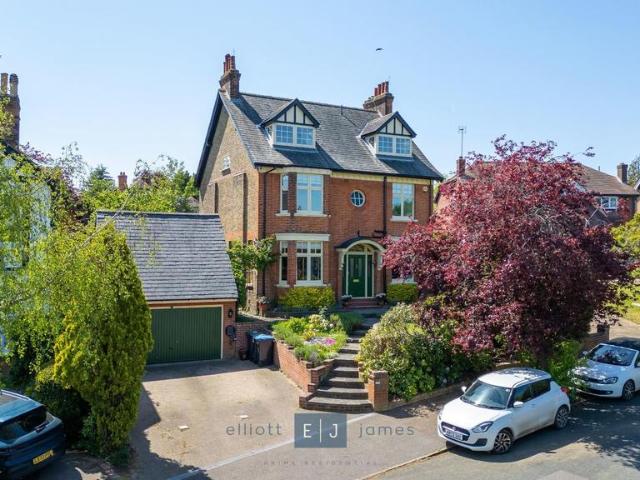 5 bedroom detached house for sale
