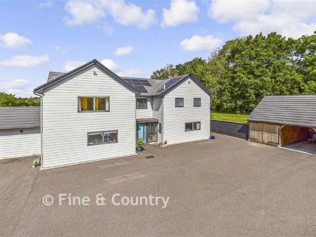 5 bedroom detached house for sale