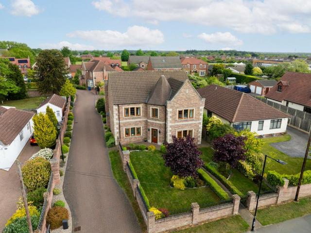 5 bedroom detached house for sale