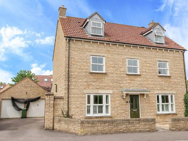 5 bedroom detached house for sale