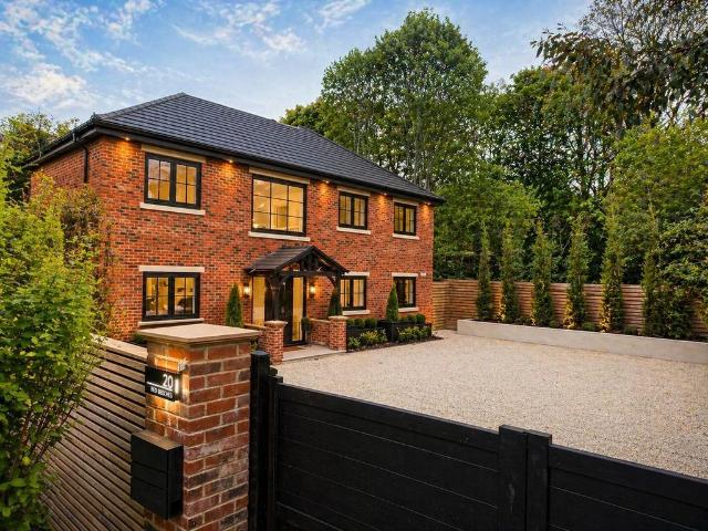 5 bedroom detached house for sale