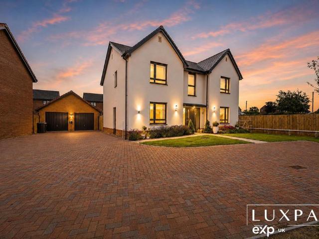 5 bedroom detached house for sale