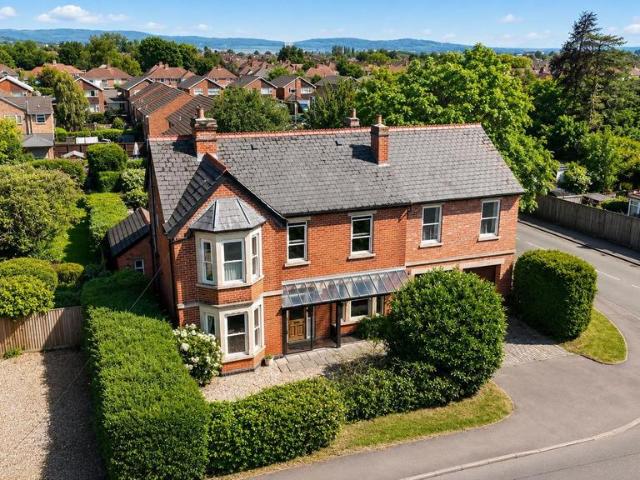 5 bedroom detached house for sale