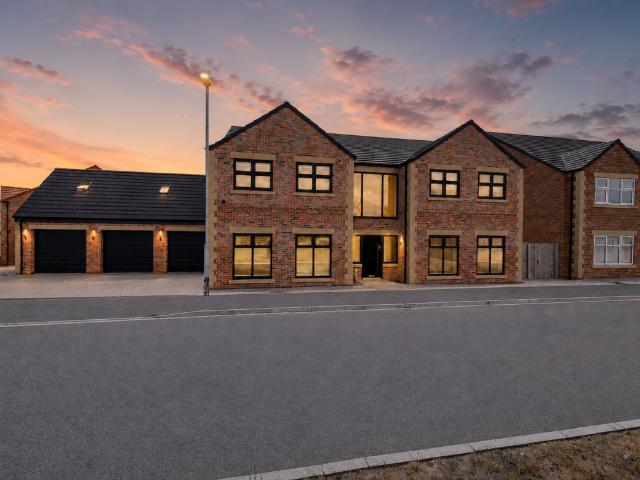 5 bedroom detached house for sale