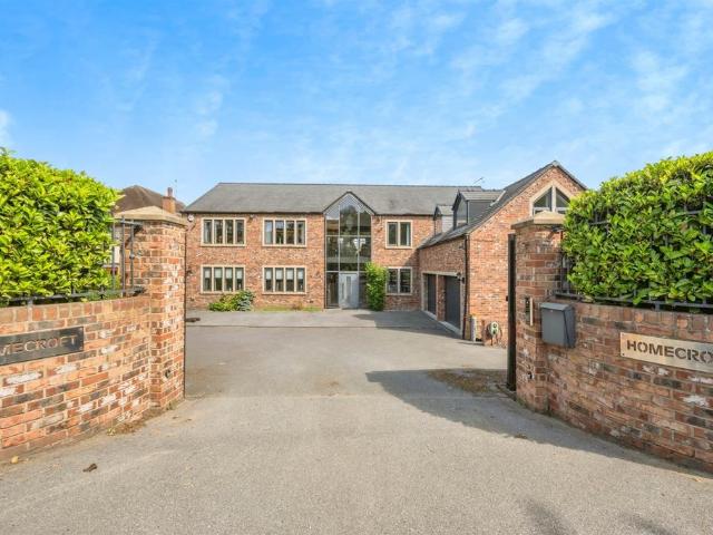 5 bedroom detached house for sale