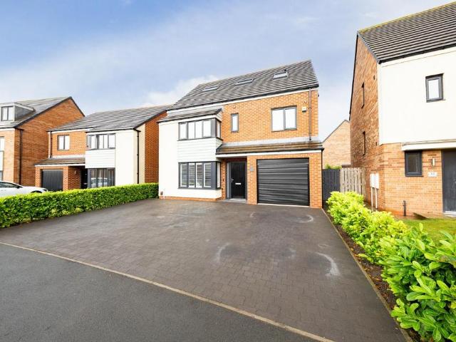 5 bedroom detached house for sale