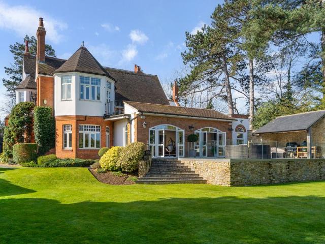 5 bedroom detached house for sale