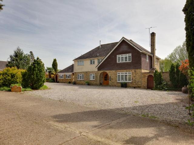 5 bedroom detached house for sale