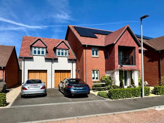 5 bedroom detached house for sale