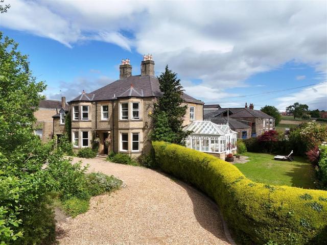 5 bedroom detached house for sale