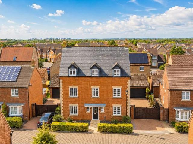5 bedroom detached house for sale
