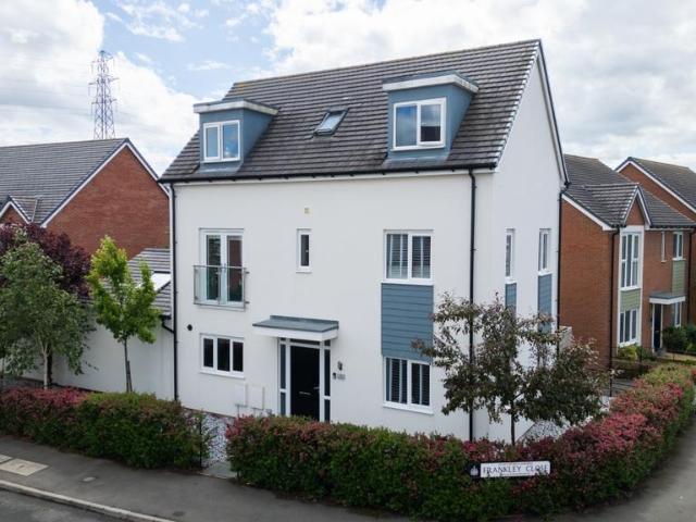 5 bedroom detached house for sale