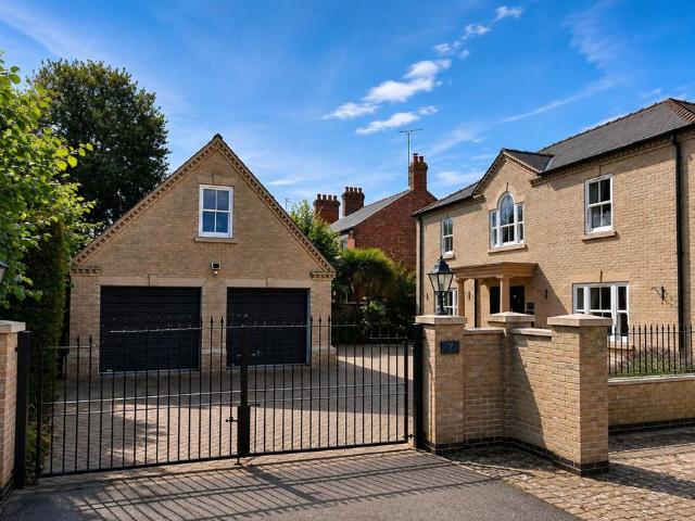 5 bedroom detached house for sale