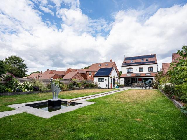 5 bedroom detached house for sale