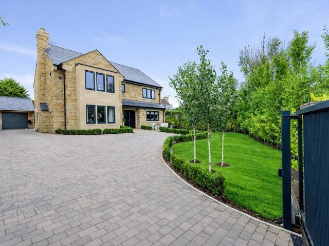 5 bedroom detached house for sale