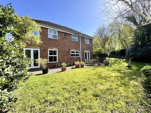 5 bedroom detached house for sale