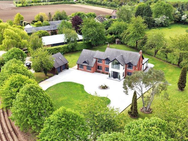5 bedroom detached house for sale