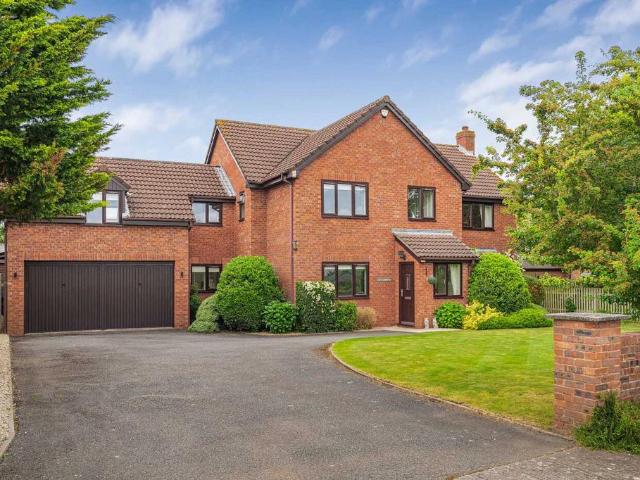 5 bedroom detached house for sale