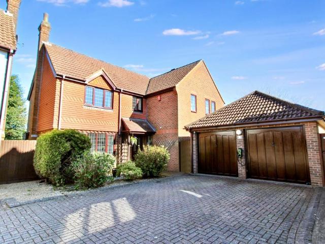 5 bedroom detached house for sale