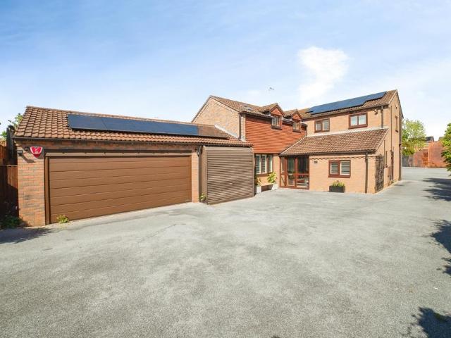5 bedroom detached house for sale