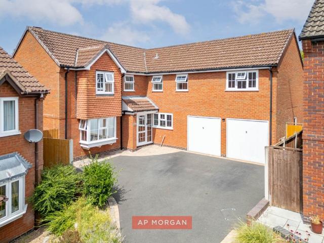 5 bedroom detached house for sale