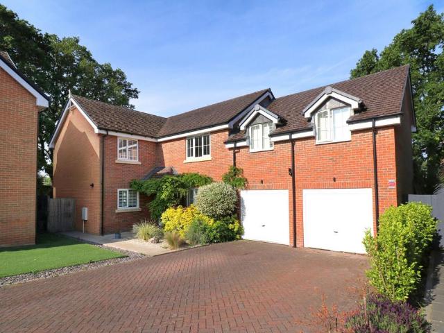 5 bedroom detached house for sale