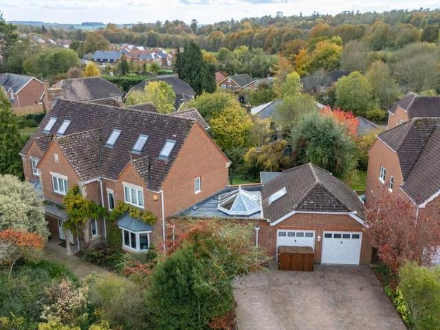 5 bedroom detached house for sale