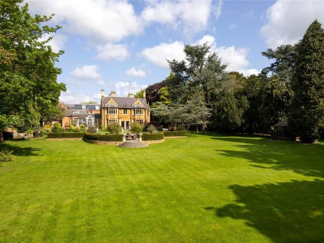 5 bedroom detached house for sale
