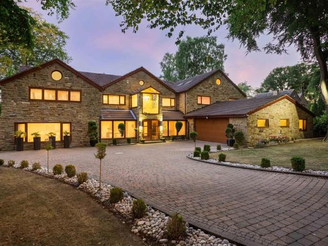 5 bedroom detached house for sale