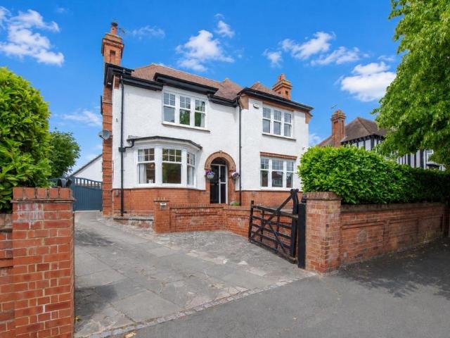 5 bedroom detached house for sale