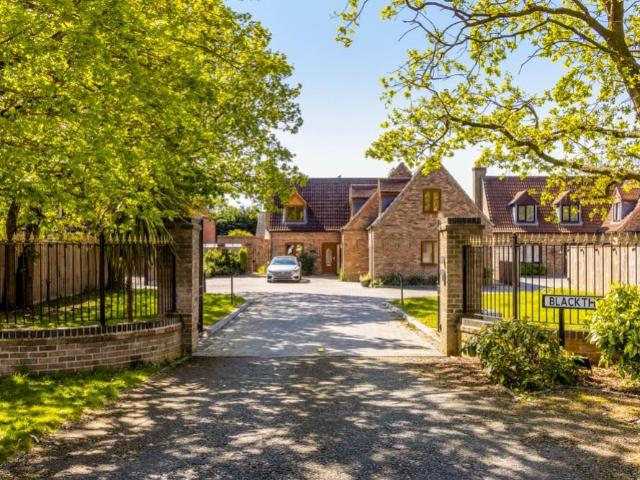 5 bedroom detached house for sale
