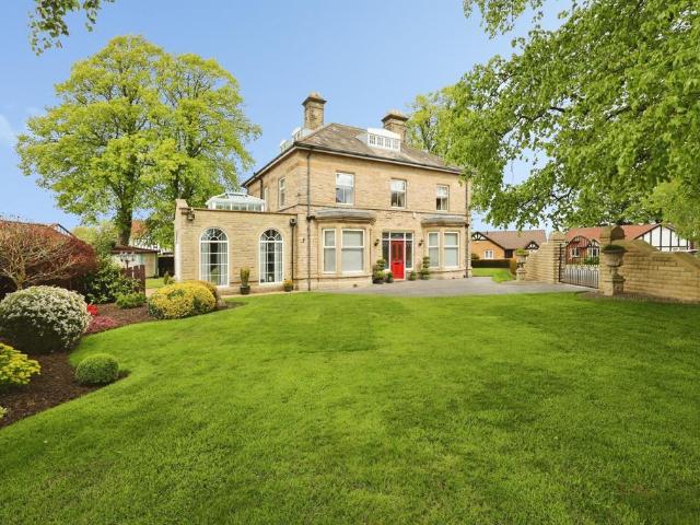 6 bedroom detached house for sale