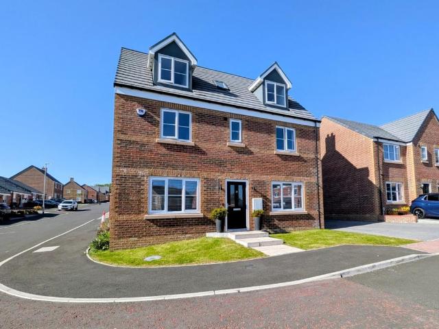 5 bedroom detached house for sale