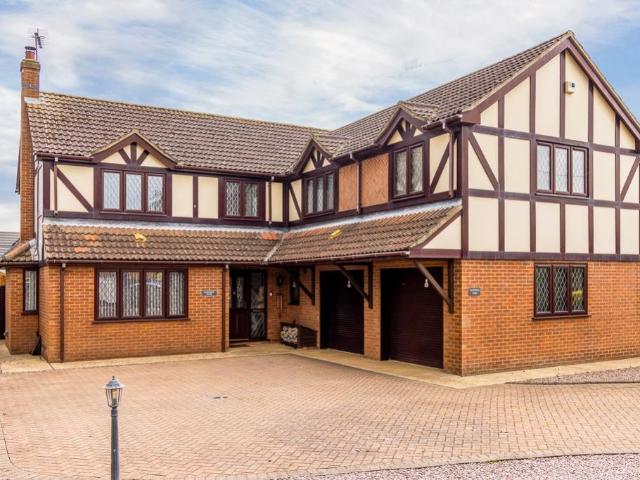 5 bedroom detached house for sale