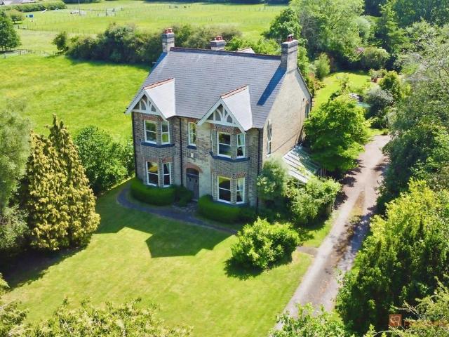 5 bedroom detached house for sale