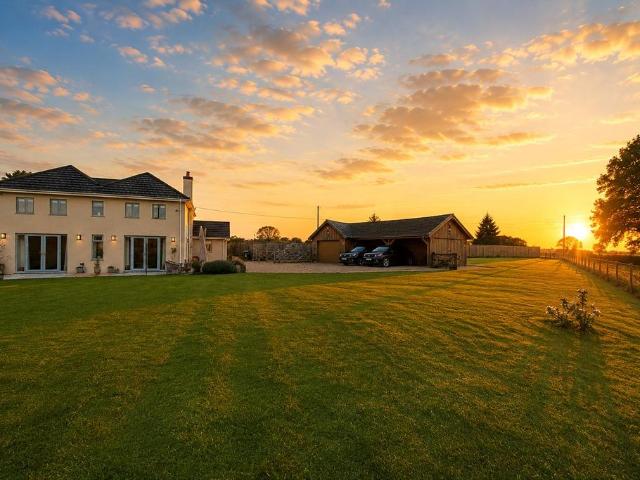5 bedroom detached house for sale
