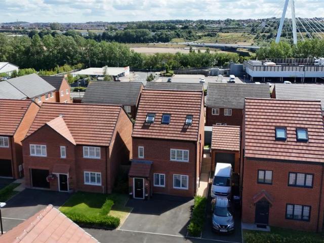 5 bedroom detached house for sale
