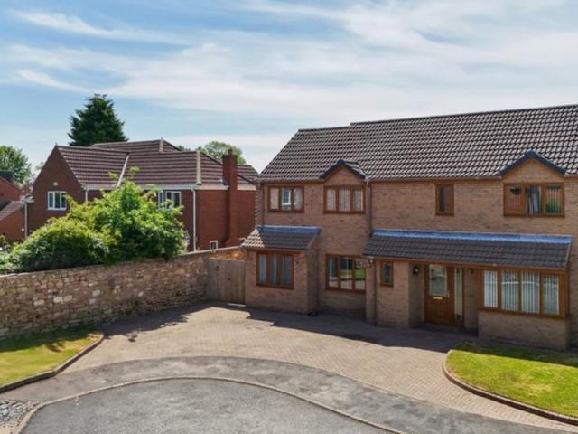 5 bedroom detached house for sale