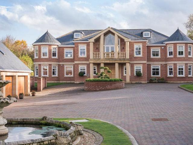 5 bedroom detached house for sale