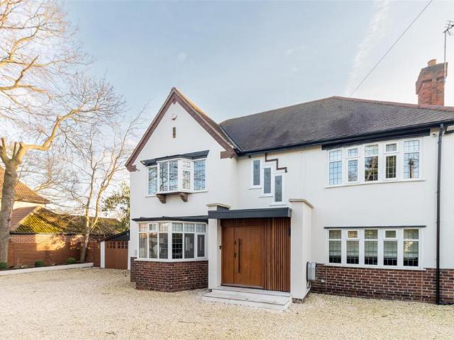 5 bedroom detached house for sale