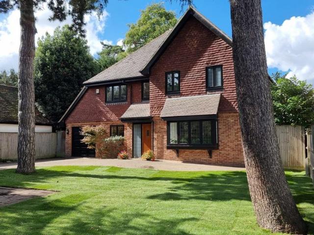 5 bedroom detached house for sale