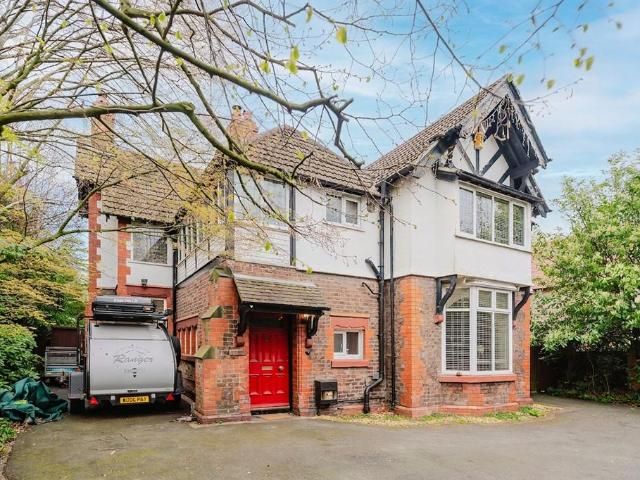 5 bedroom detached house for sale