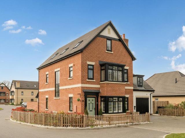 5 bedroom detached house for sale