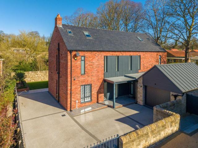 5 bedroom detached house for sale