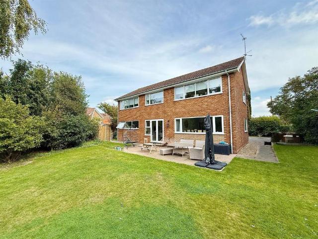 5 bedroom detached house for sale