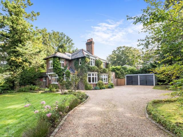5 bedroom detached house for sale