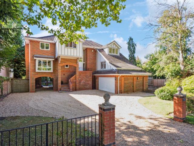 5 bedroom detached house for sale